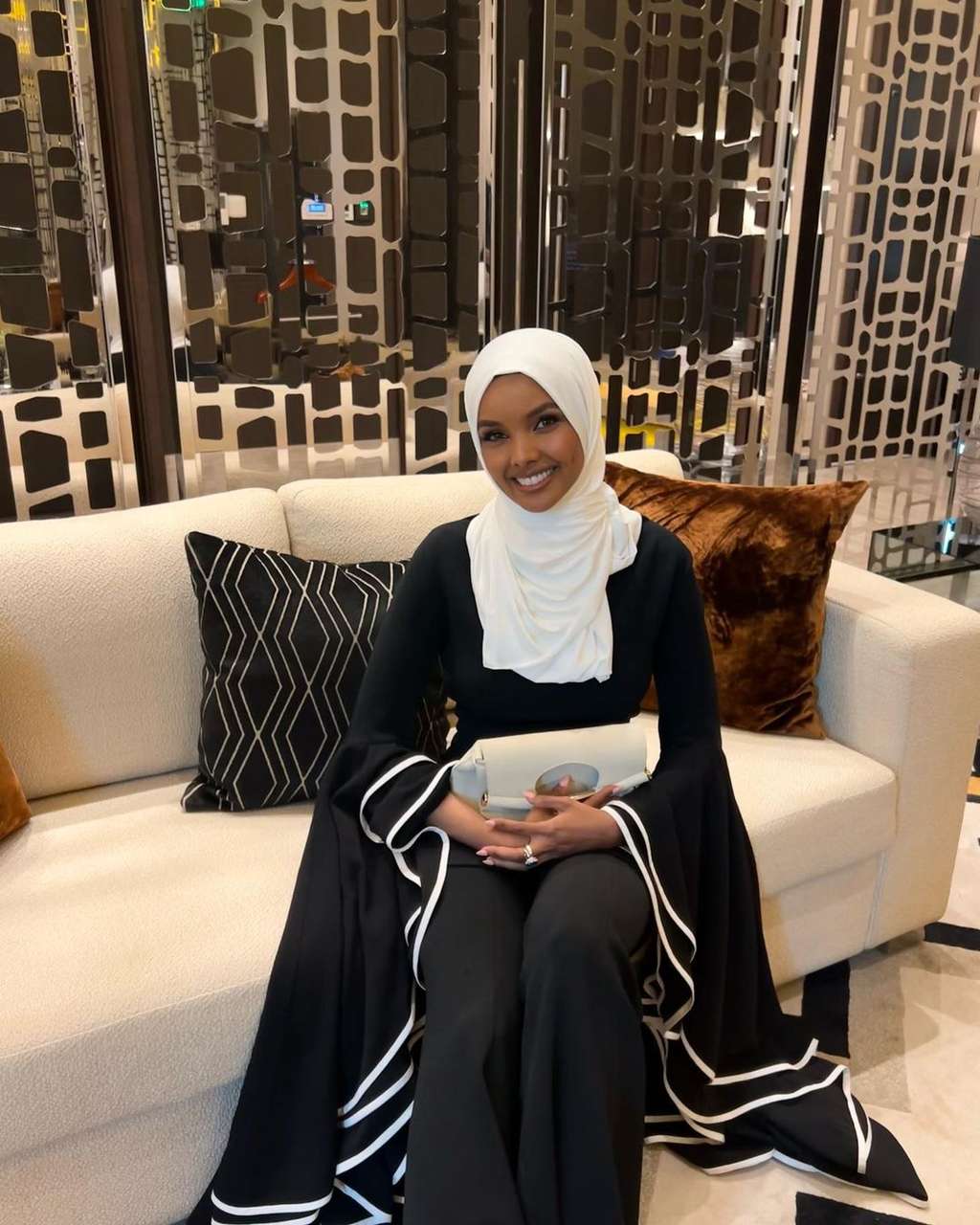 Look Elegan Halima Aden dengan Dua Warna Klasik | Dream.co.id