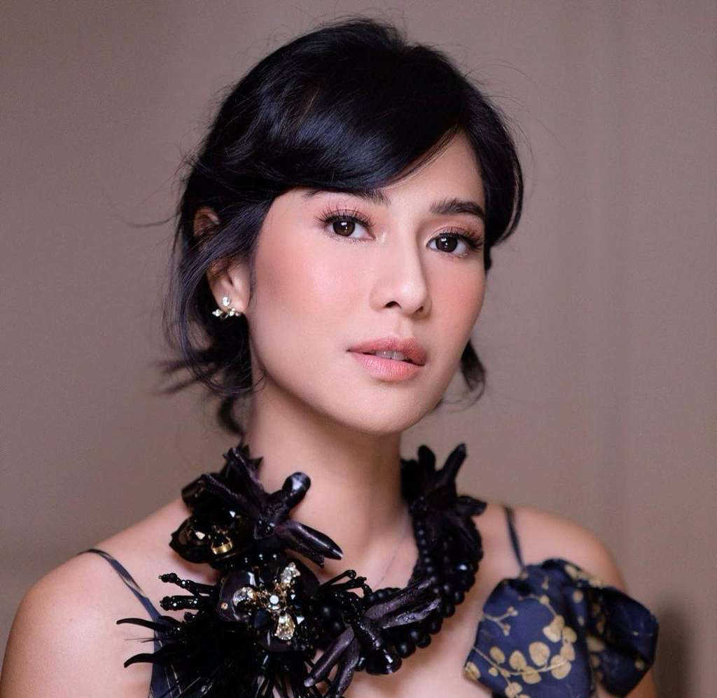 Dian Sastro Dirias dengan Makeup Nude Pink, Banjir Pujian dari Warganet ...