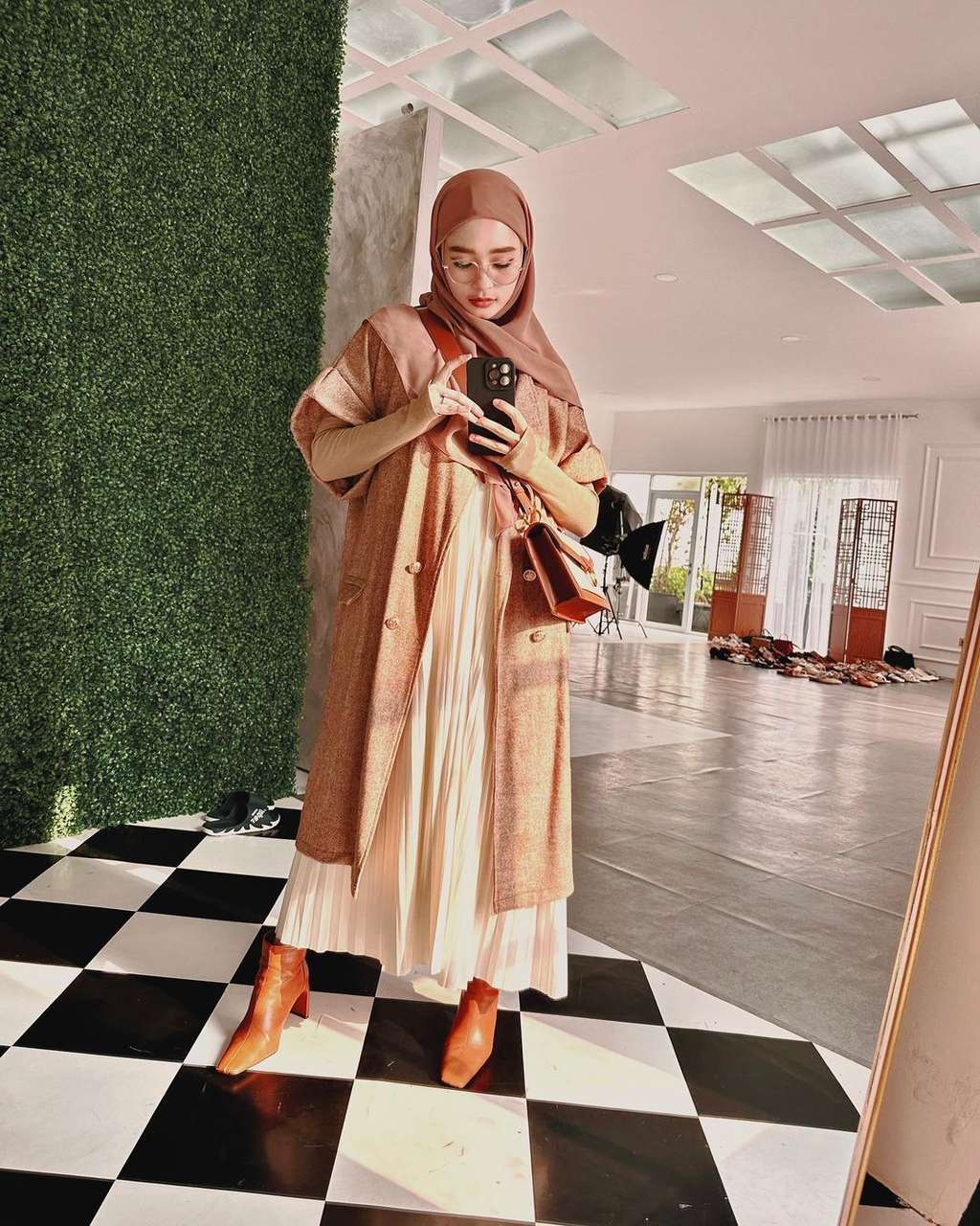 Inara Rusli Tampil Chic dengan Makeup Serba Peach, Warganet: 'Song Hye ...