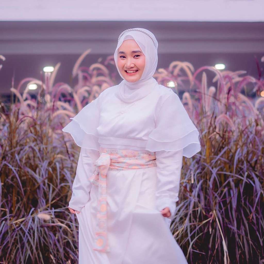 Dress Putih Tak Monoton, Tiru Style Fatin Shidqia Pakai Obi Batik ...