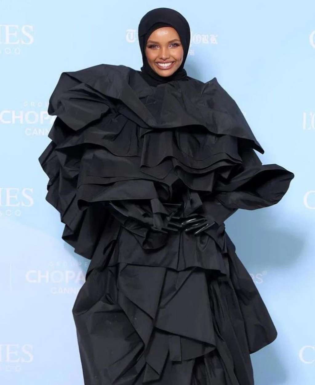 Memukau, Ruffle Black Dress Halima Aden yang Extravagant | Dream.co.id