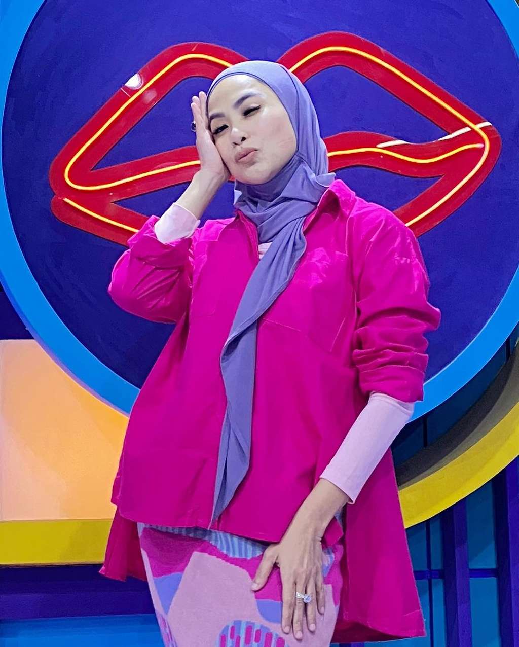 Segarnya Look Feni Rose Pakai Skirt Colorful | Dream.co.id
