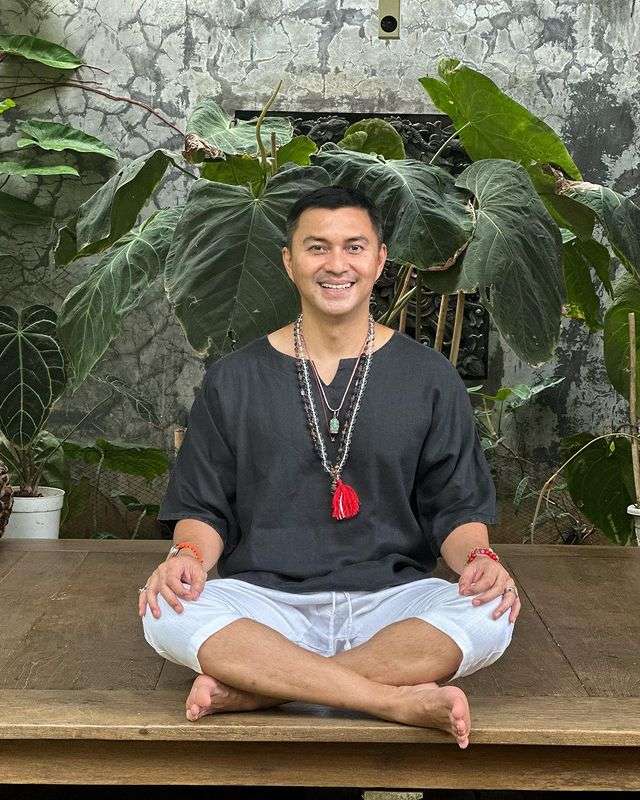 Aktif Yoga dan Meditasi, Anjasmara Ungkap Agama yang Dianut | Dream.co.id