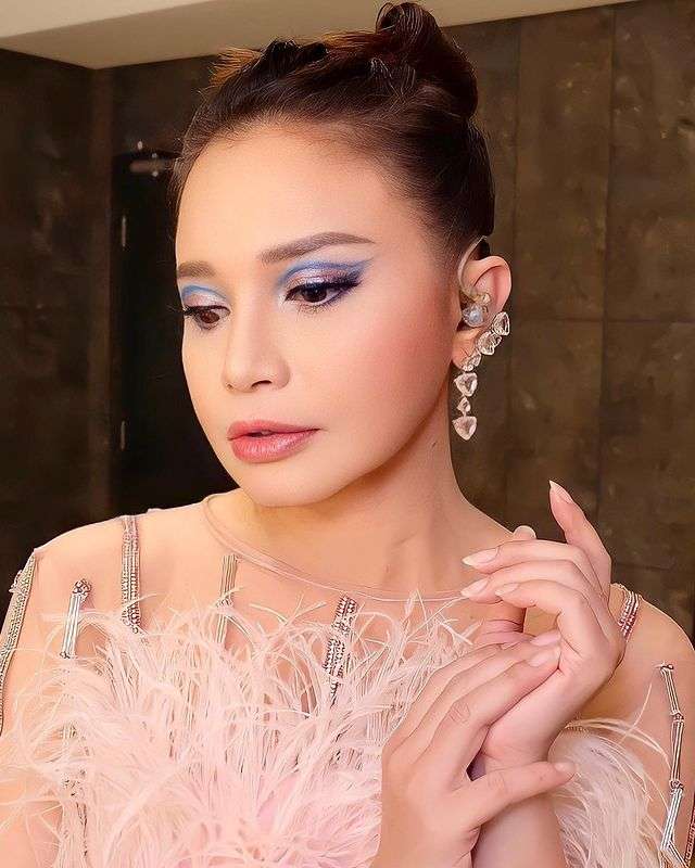 Rossa Tampil Dreamy dengan Frosty Eye Makeup | Dream.co.id