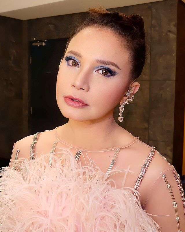 Rossa Tampil Dreamy dengan Frosty Eye Makeup | Dream.co.id