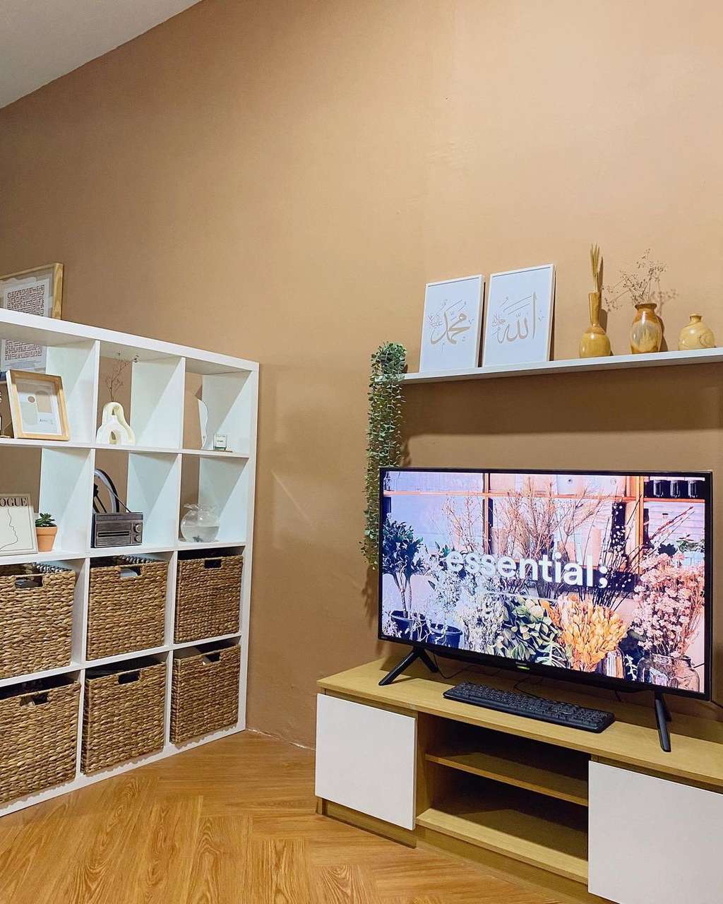Sekat Ruangan Simpel Minimalis, Manfaatkan Rak Putih Terbuka | Dream.co.id