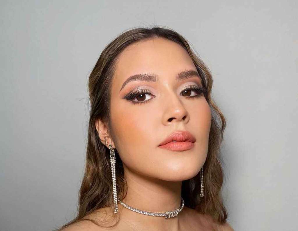 Raisa Tampil Glamor dengan Eye Makeup 60-an | Dream.co.id