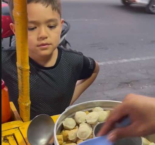 Potret Gemas El Barack yang Lagi Hobi Berburu Jajanan Gerobak | Dream.co.id