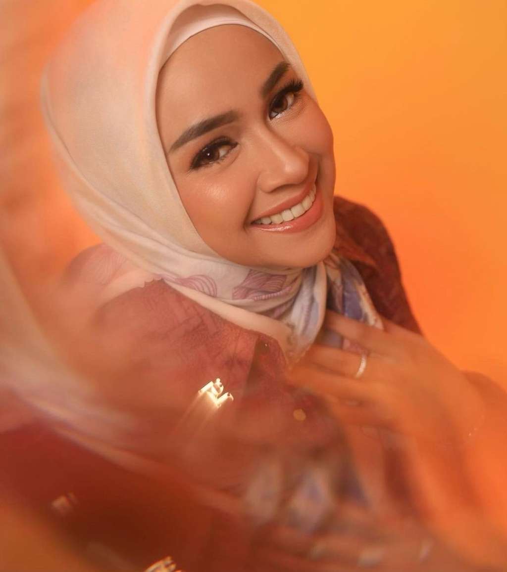 Inspirasi Makeup Serba Coral Aryani Fitria, Look Jadi Lebih Muda ...