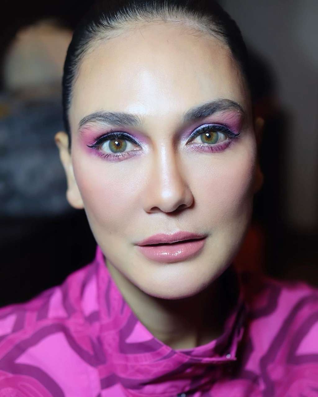 Dreamy Look Luna Maya dengan Eyeshadow Magenta, Beda Banget! | Dream.co.id