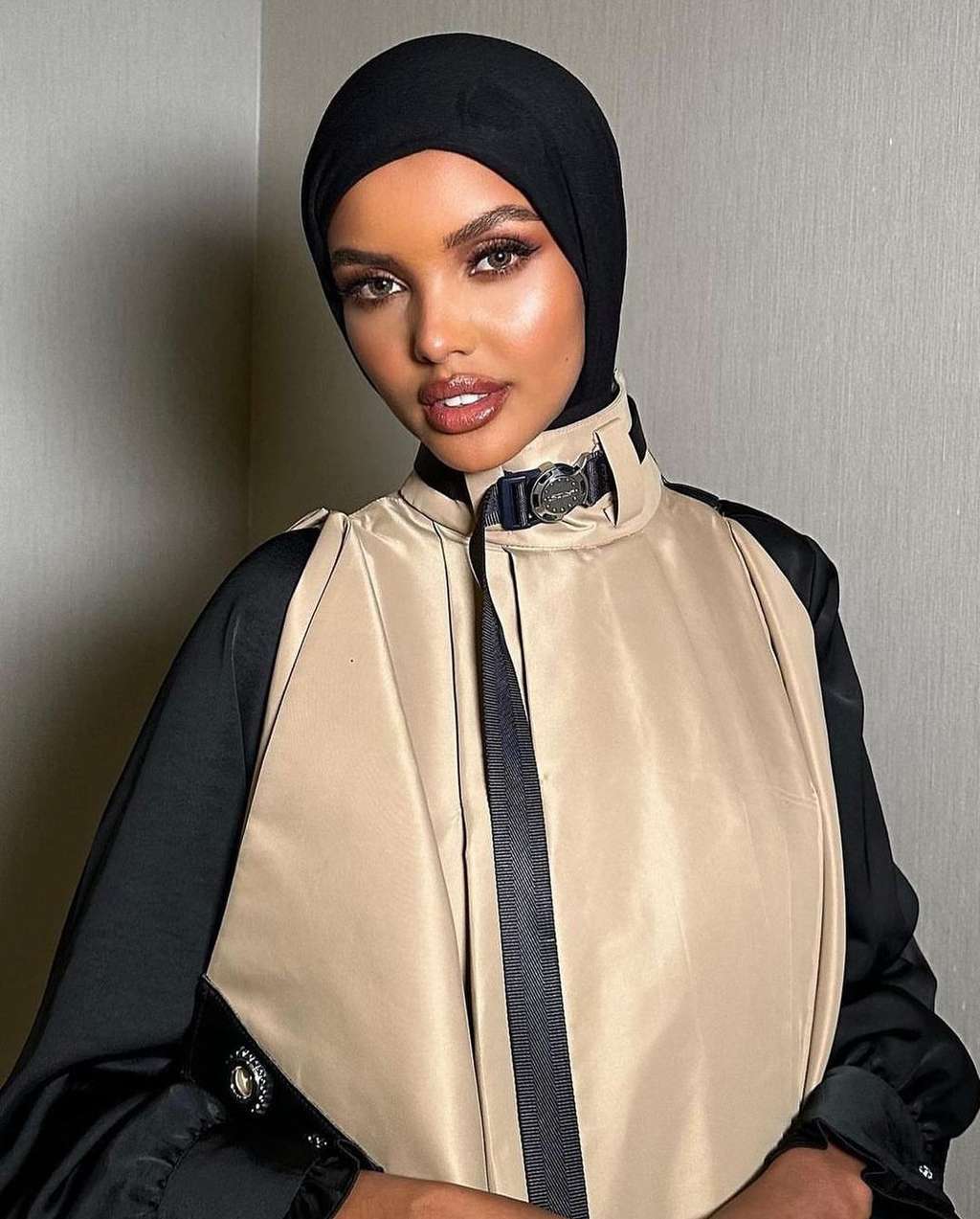 Busana Unik Halima Aden, Bagian Lehernya Berdetail Belt | Dream.co.id