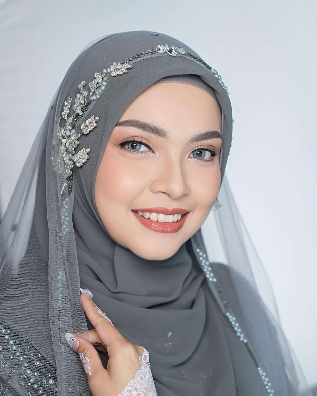Ide Makeup Soft Pengantin Syari dengan Outfit Serba Abu-abu | Dream.co.id