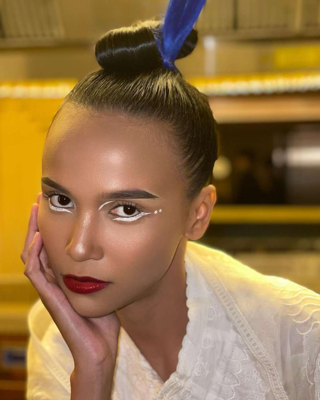 Mix Graphic Eyeliner dan Lipstik Merah, Wajah Iko Bustomi Makin Fierce ...