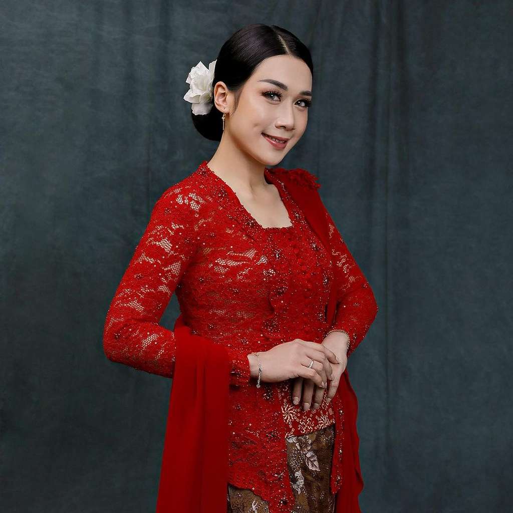 Makeup Soft Glam Puput Nastiti Lengkapi Tampilannya dengan Kebaya Merah ...