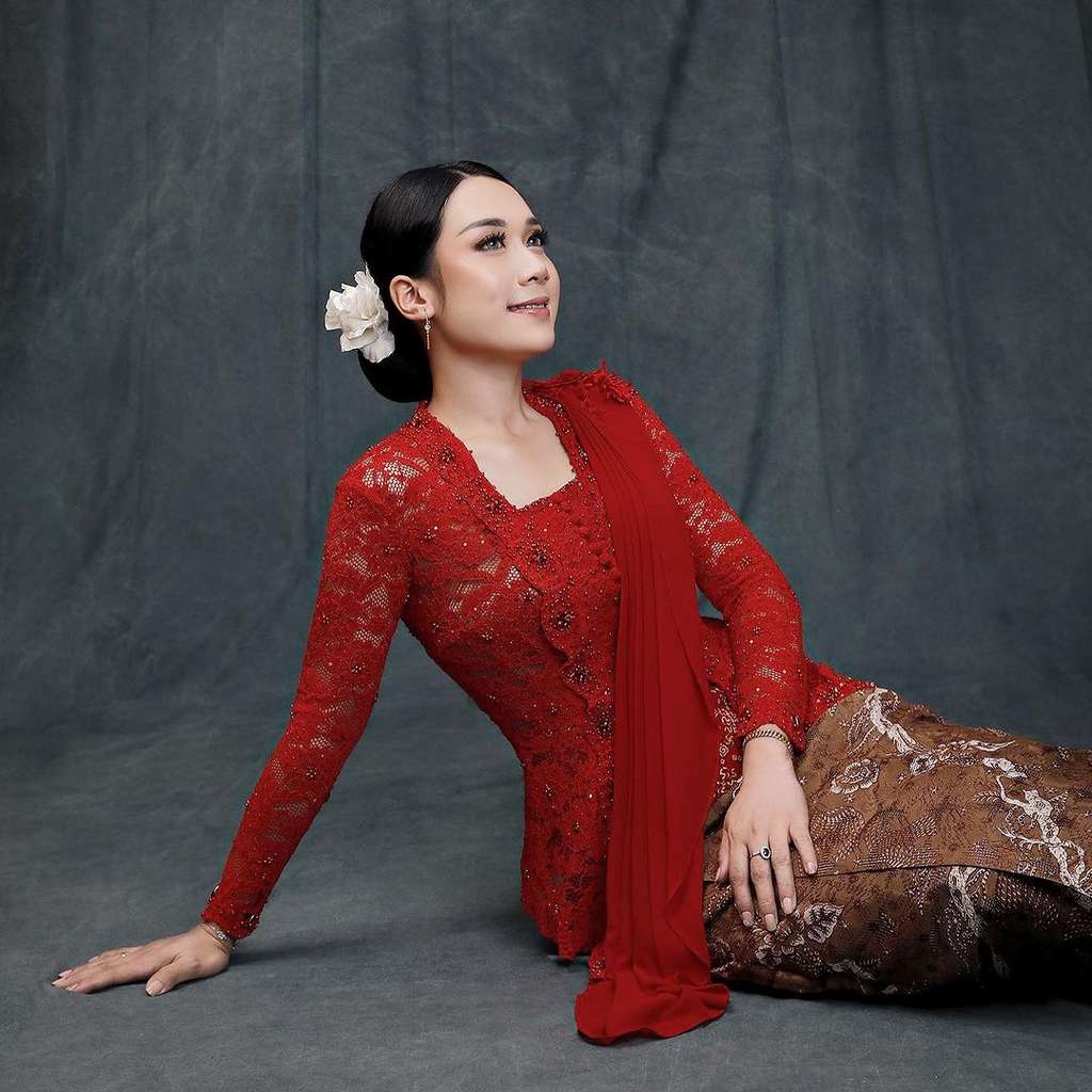 Makeup Soft Glam Puput Nastiti Lengkapi Tampilannya dengan Kebaya Merah ...